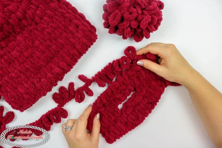 Easy Loop Yarn Scarf Free Tutorial - Nicki's Homemade Crafts