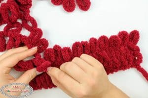 Easy Loop Yarn Scarf Free Tutorial - Nicki's Homemade Crafts