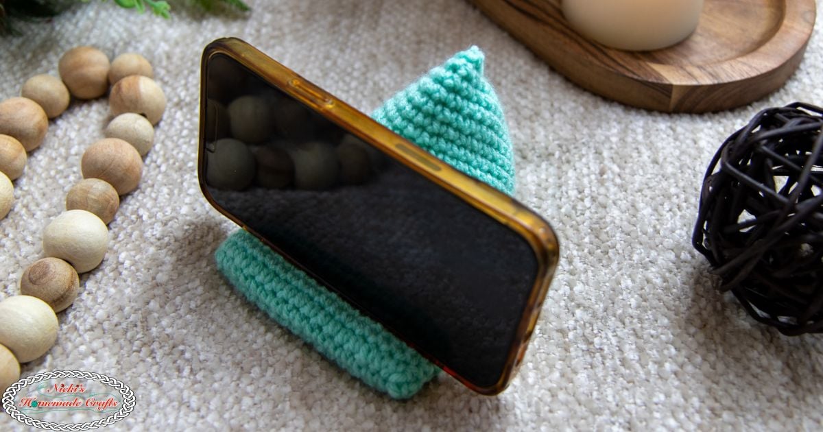 Easy FREE Crochet Phone Holder Wedge Pattern - Quick Gift - Nicki's ...